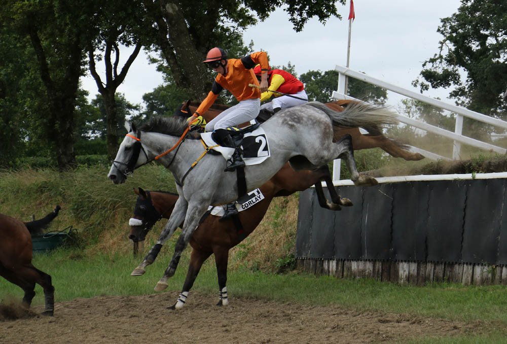 Thibault Journiac triomphe sur le cross de Corlay : la course vue du ...